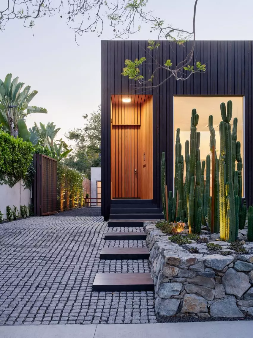 Ulaz u središte kuće s kaktusima