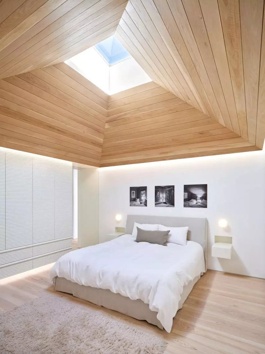 Central bedroom ine skylight