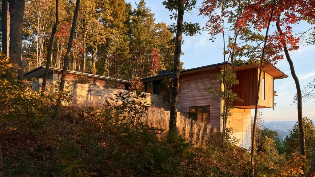 Harding Huebner umieszcza Nova Residence na pochyłym terenie w Północnej Karolinie