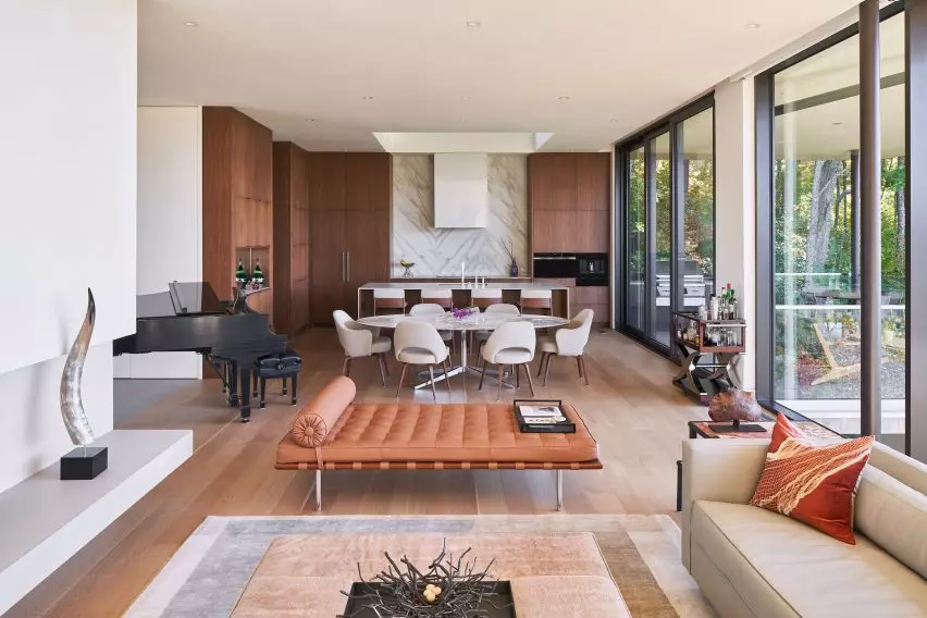Interior Nova Residència amb mobles moderns
