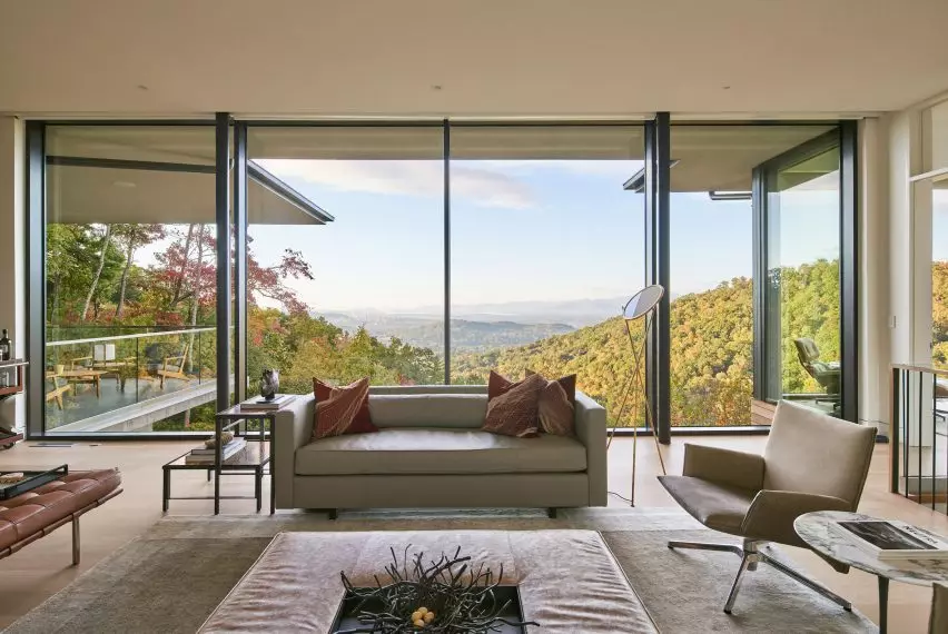 Vardagsrum med moderna möbler med utsikt över Blue Ridge Mountains