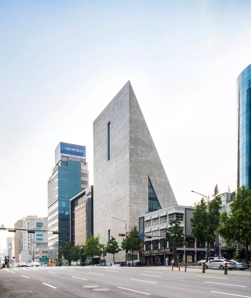 Edificio de hormigón en forma de cuña en Seúl