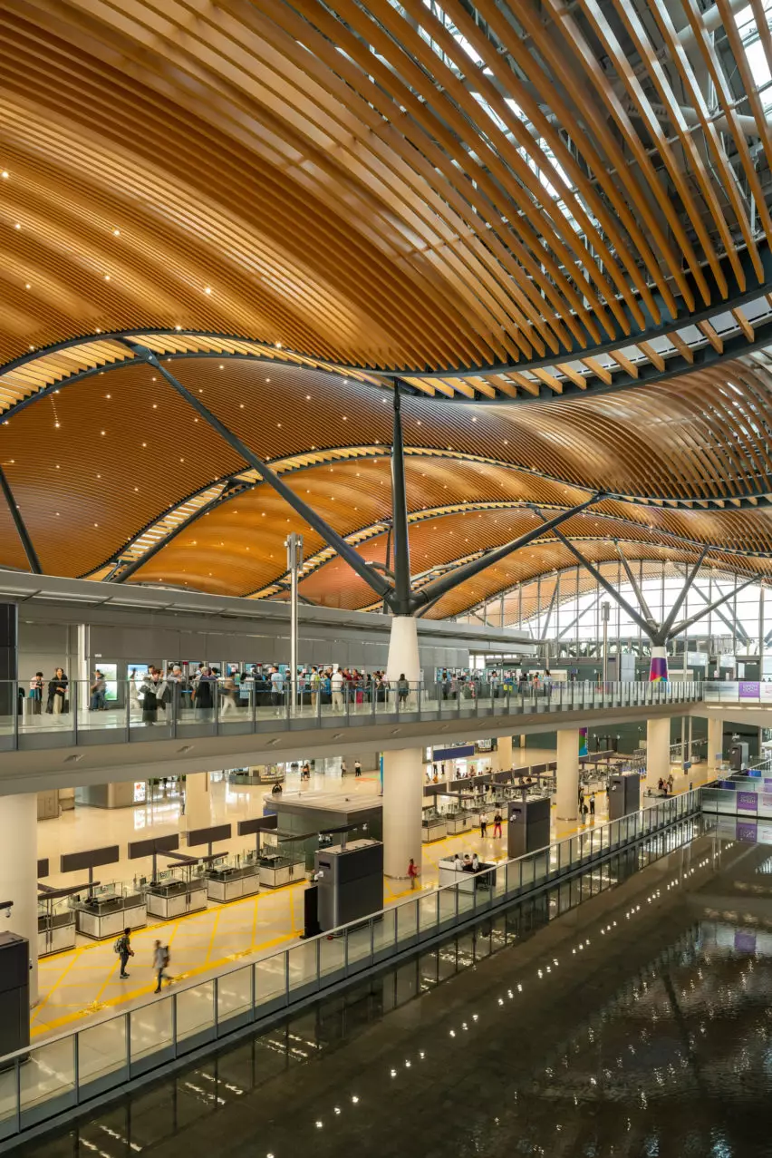 El edificio de despacho de pasajeros de Rogers Stirk Harbour + Partners y Aedas en Hong Kong