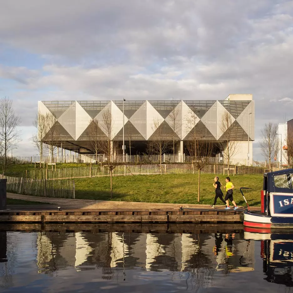 Haptic dekker parkeringsplass i geometrisk metallskinn i Queen Elizabeth Olympic Park, London