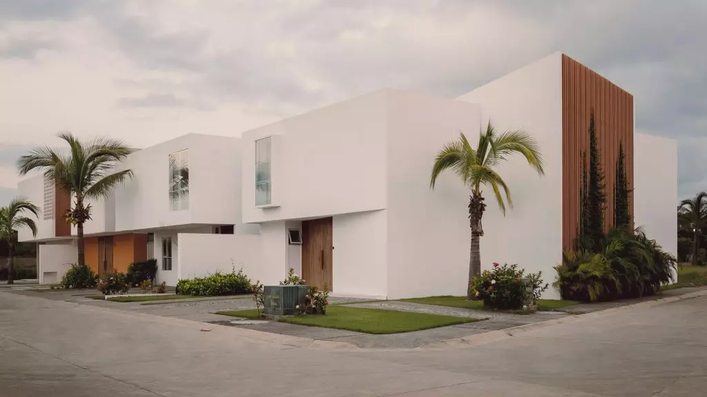 Rea Studio completa casa de praia mexicana como uma "tela em branco"