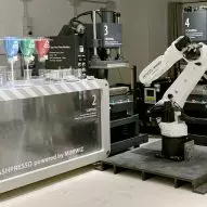 Mini mașină de reciclare Trashpresso cu braț robot și coșuri de sortare