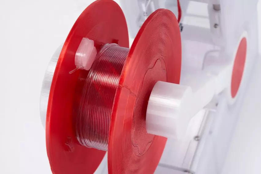 Plastikowy filament z recyklingu na czerwonej szpuli w maszynie do recyklingu firmy Reiten Cheng