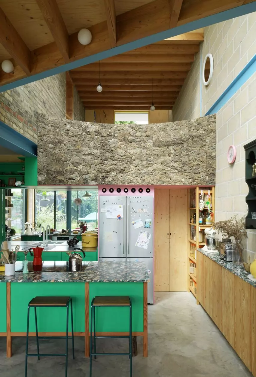 Notranja podoba kuhinjskega prostora in mezanina v gozdni hiši