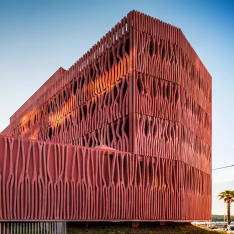 Vivienda para estudiantes con fachada de inspiración coral de Atelier Fernandez & Serres