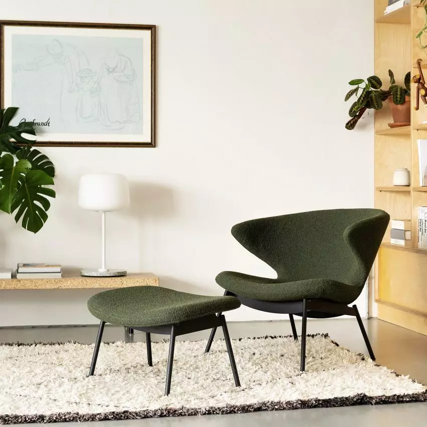 Zaļš Elle krēsls un pieskaņots pufs dzīvojamā telpā