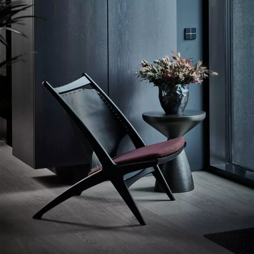 Cadeira Krysset con estrutura negra e asento almofada borgoña