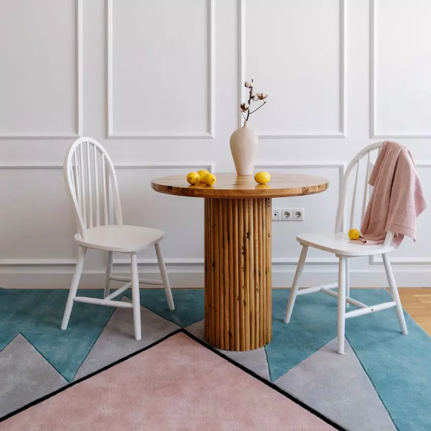 Karpet Harmony biru dan merah muda dengan dua kursi putih dan meja samping