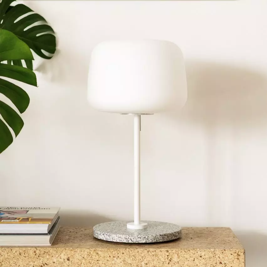 Lámpada de mesa suave sobre un estante de madeira