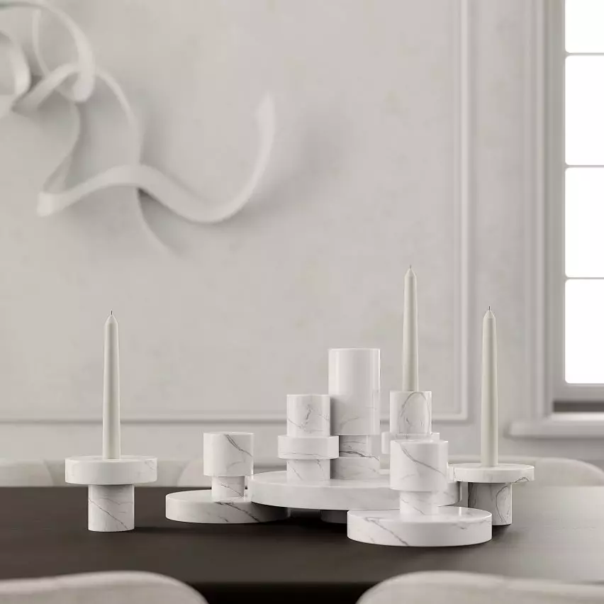 Tempat lilin Rotonda marmer putih di atas meja kayu gelap