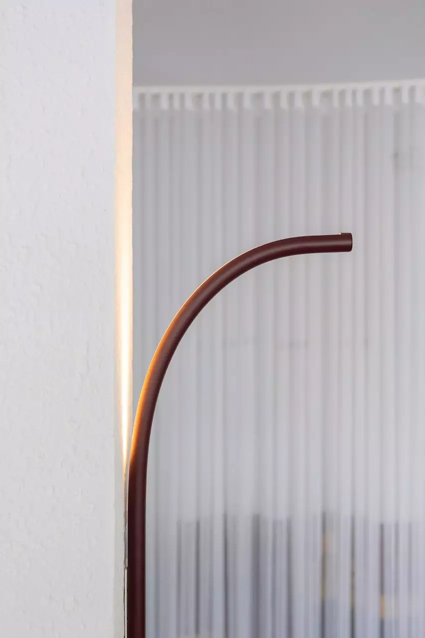 Una fotografía de una luz curva diseñada por IKEA
