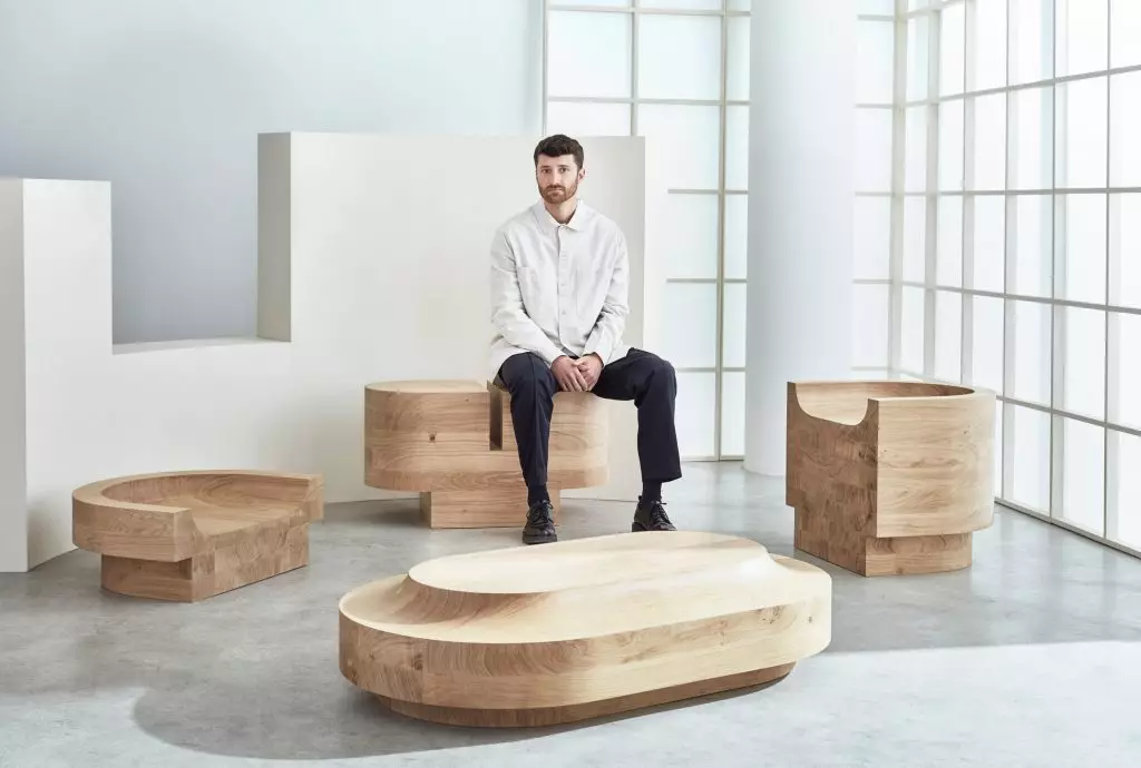 Béton Brut го претставува мебелот од цврст даб од Low Collection од Benni Allan