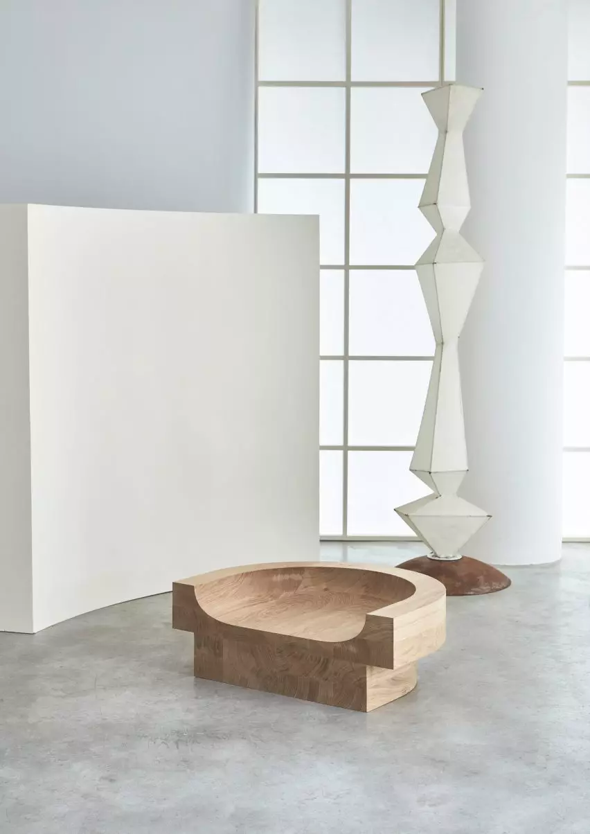 Benni Allan 為 Béton Brut 設計的 Low Collection 實心橡木家具