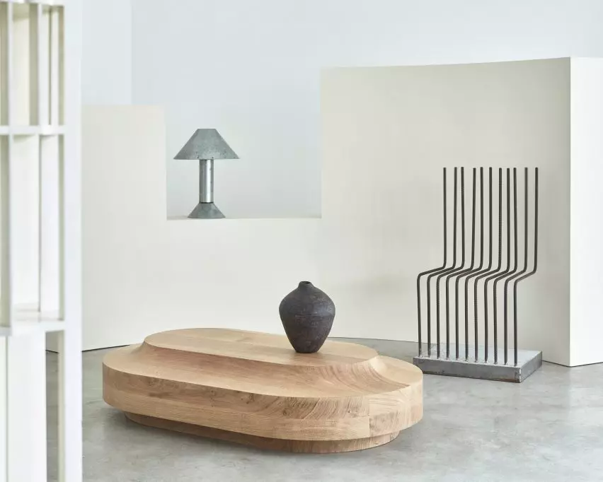 Benni Allan 為 Béton Brut 設計的 Low Collection 實心橡木家具