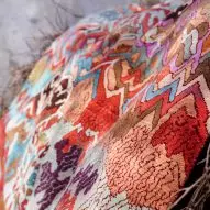 Manju Devi abstraktais Aas Pass paklājs ir iedvesmots no lauku ciema dzīves