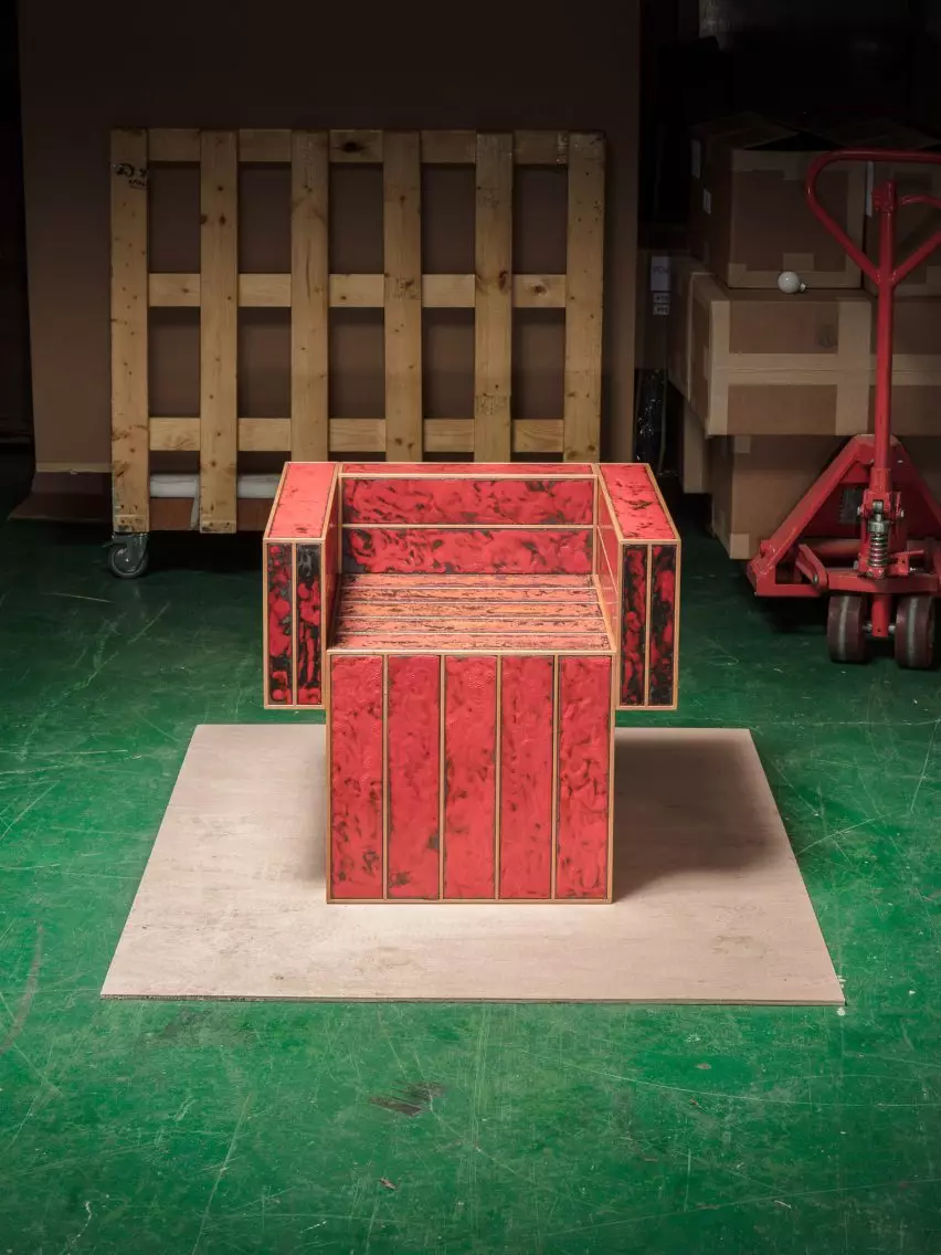 Kwangho Lee usa un proceso de esmaltado antigo para crear mobles 14292_1