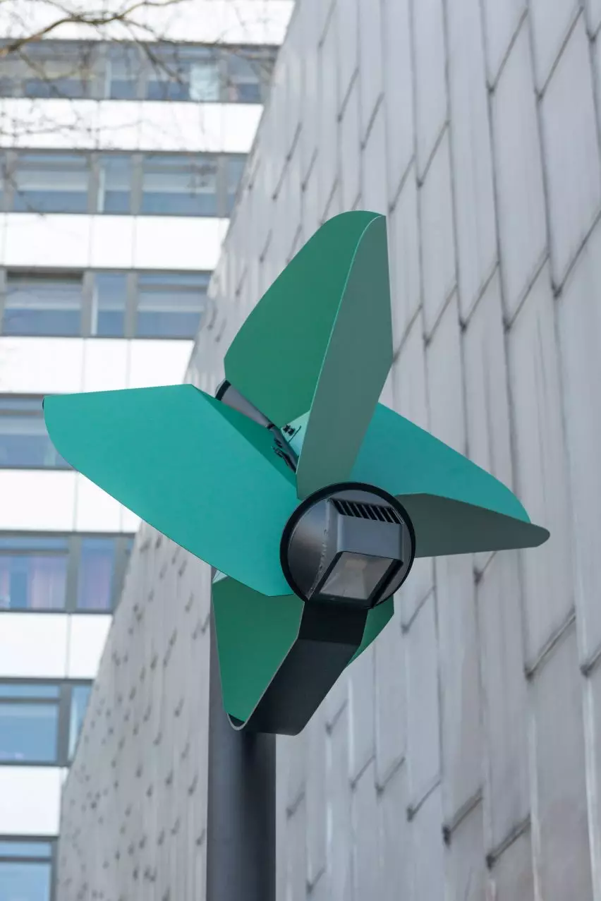 Pinwheel-shaped turbine vun wind-powered street light vum Tobias Trübenbacher
