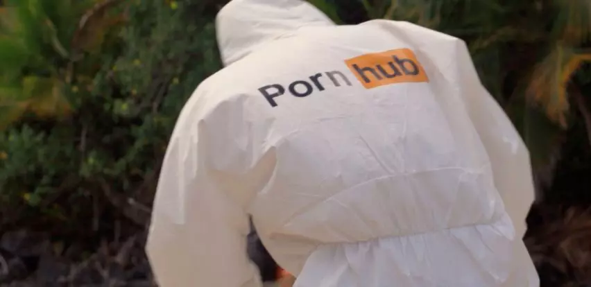 Pornografia më e ndyrë ndonjëherë nga Pornhub synon të rrisë Monet për të hequr plastikën nga oqeanet