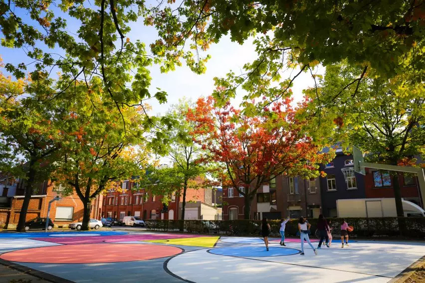 Fusha belge e basketbollit është rifreskuar me një mural të bazuar në blloqe lodrash shumëngjyrëshe 14439_3