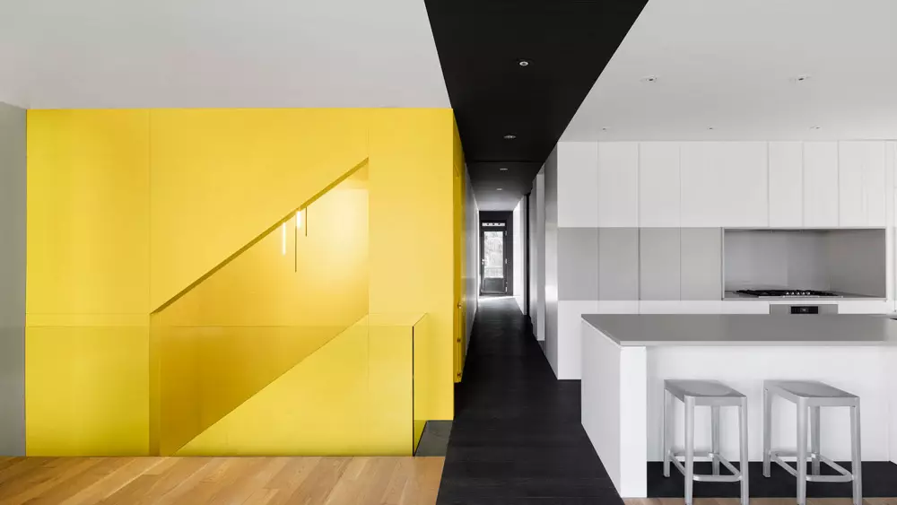 Naturehumaine adaugă o scară neagră și galbenă casei din Montreal