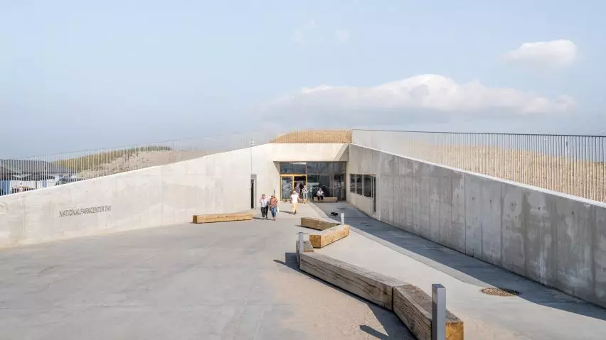 Центар за посетиоце са бетонским зидовима