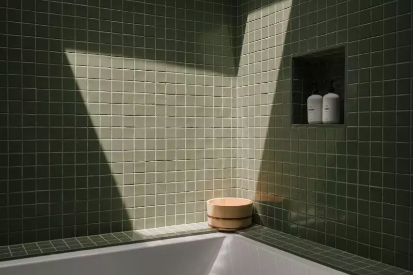 Zen Den 的浴室采用 Fireclay 瓷砖