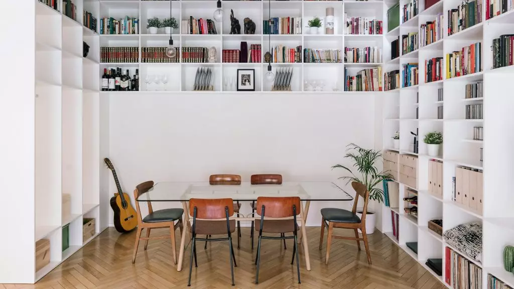 Boekenplank met twee verdiepingen stijgt in het gerenoveerde huis in Madrid