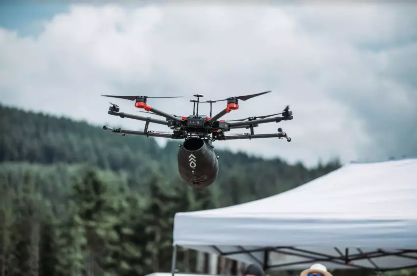 Ένα drone που πετά πάνω από ένα κιόσκι