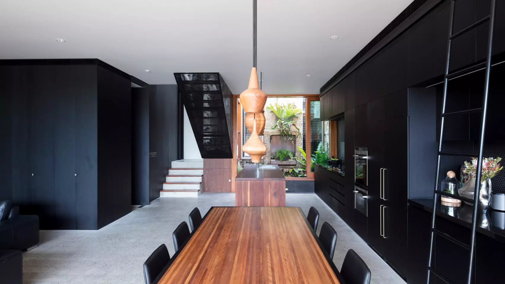 Carter Williamson Architects breidt huis in Sydney uit en fleurt het op