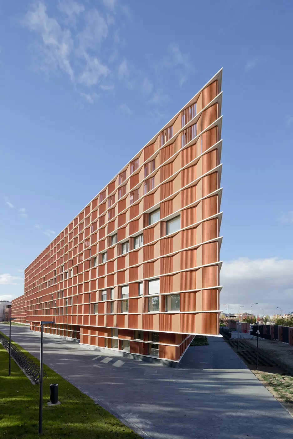Estudio Beldarrain menyelesaikan gedung universitas Madrid dengan dinding zig-zag