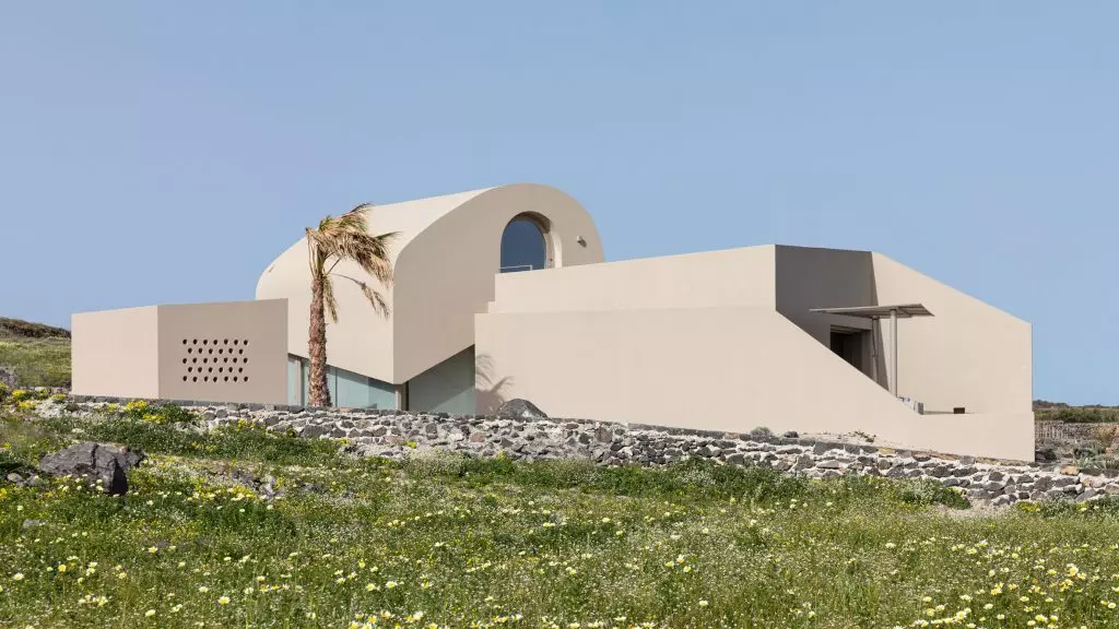 สถาปนิก Kassimalis ออกแบบบ้านพักตากอากาศเสาหินในซานโตรินี