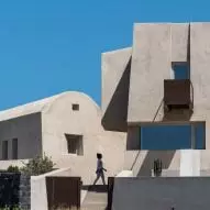 Kapsimalis Architects projektuje monolityczny dom wakacyjny na Santorini 1456_3