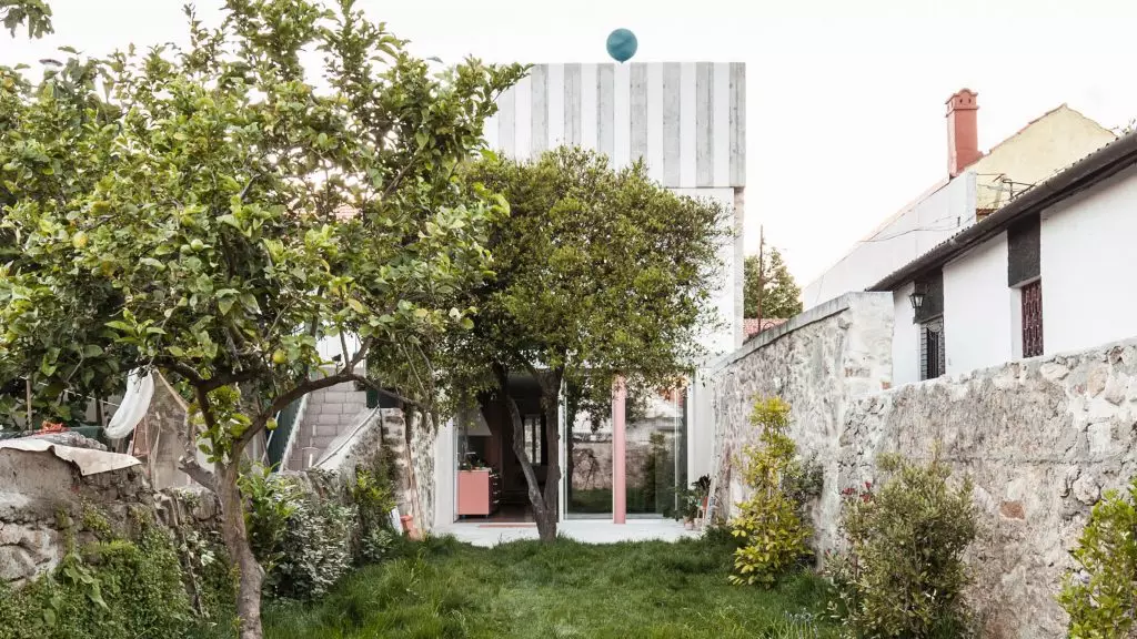 บ้านในFontaínhasโดย Fala Atelier มีสำเนียงสีลูกกวาด
