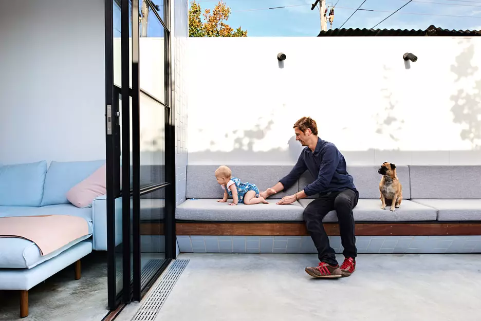 Pastelblauwe tegels bedekken huisuitbreiding door Dan Gayfer Design