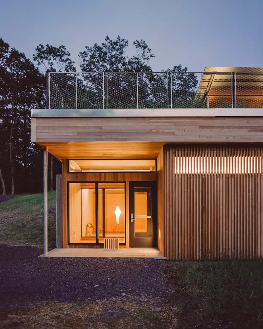 Las cabañas tienen puertas de vidrio.