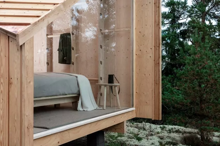 A l'exterior del prototip de cabina modular Space of Mind de Studio Puisto