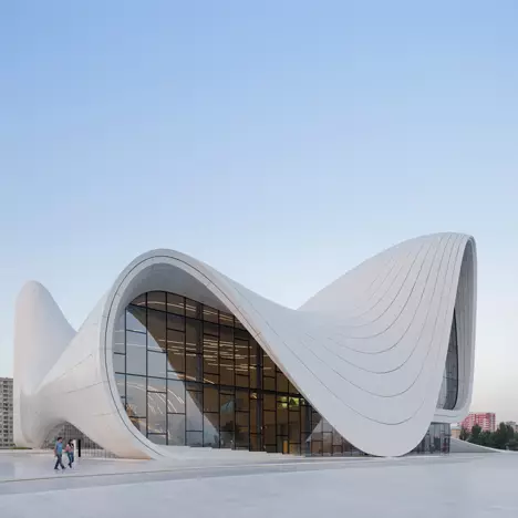 Centrum Heydara Alijeva Zahy Hadid sa týči z krajiny v Baku