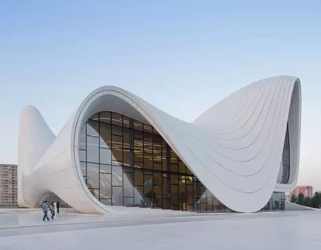 Heydar Aliyev Center nke Zaha Hadid Architects
