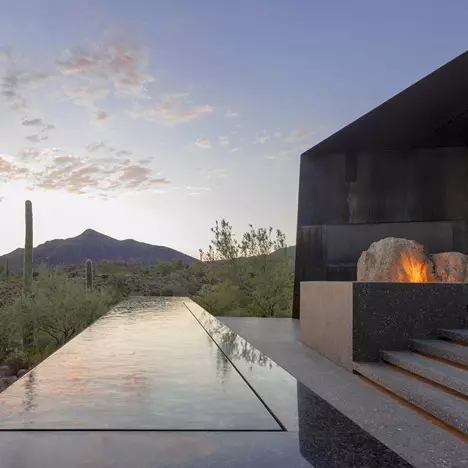 Desert Courtyard House ndi Wendell Burnette Architects