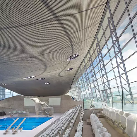 Pusat akuatik Olimpiade Zaha Hadid kusabab dibuka dina bentuk réngsé