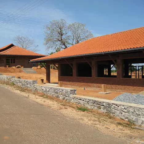 Yodakandiya Community Complex, tau nyiaj los ntawm Architecture rau Tib Neeg