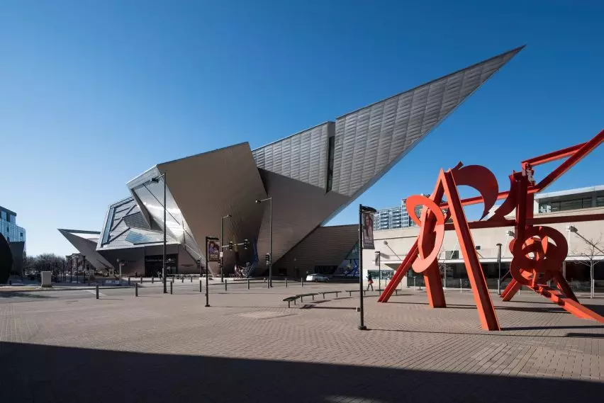 Exteriorul îmbrăcat cu titan al Muzeului de Artă din Denver