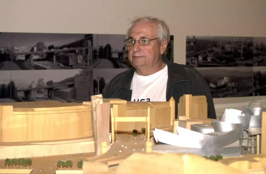 Frank Gehry cu modelul Guggenheim Bilbao