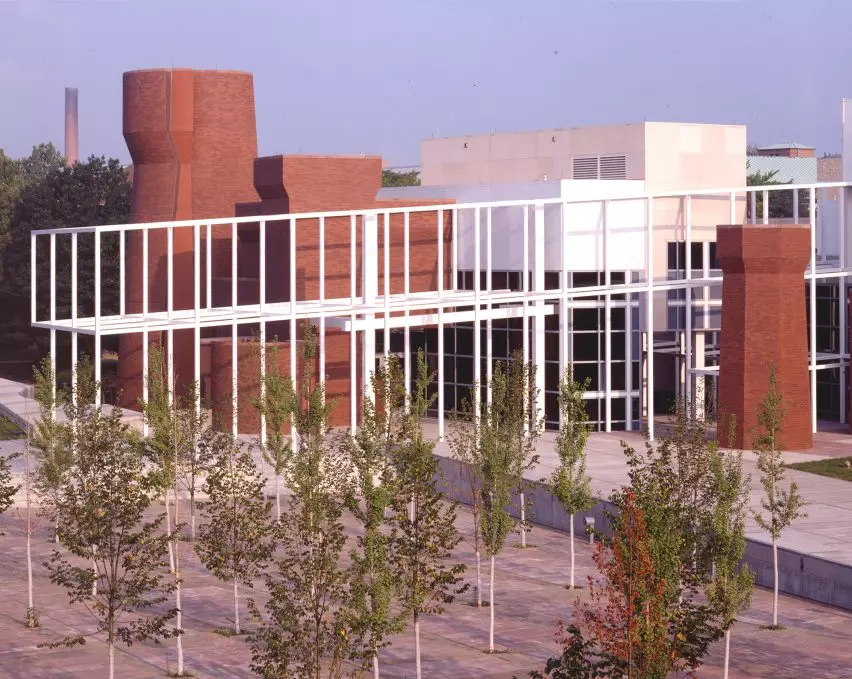 Imagine a schelei albe și a exteriorului Centrului Wexner pentru Arte