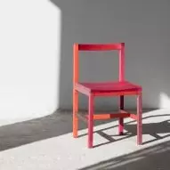 Kerusi pelbagai warna oleh Moisés Hernández