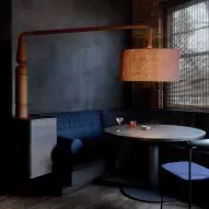 Interiéry ginové laboratoře Four Pillars jsou vyzdobeny modrým nábytkem
